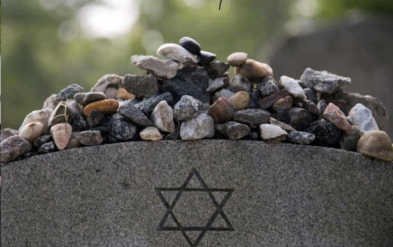 Jewish Burial Customs: Timeline & Traditions To Follow
