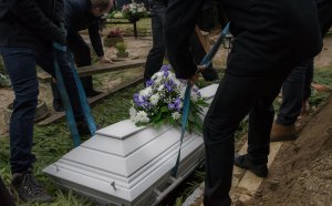 Graveside Funeral Etiquette: Basic Guide To Graveside Funerals